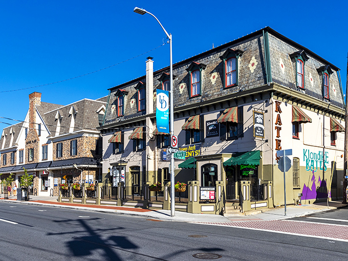 Main Street at dusk captures that magical moment when the day winds down but Newark's social life is just warming up. Poke Bowls, anyone?