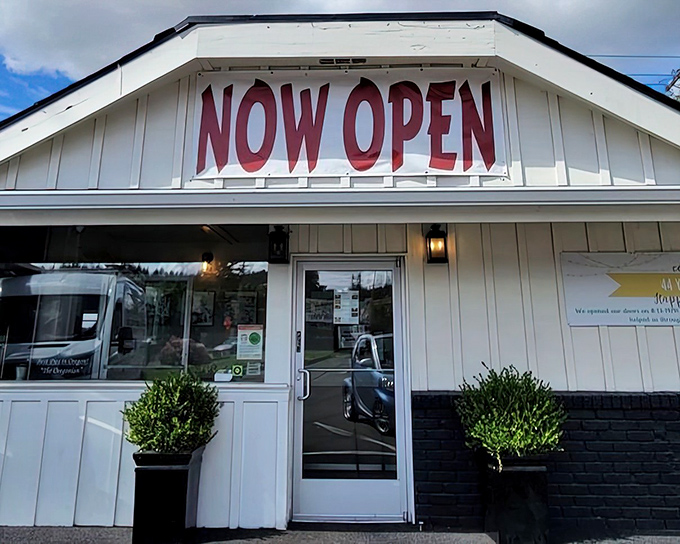 Banning's welcomes you with lush landscaping and that classic restaurant sign promising two of life's greatest pleasures: good food and homemade pie.