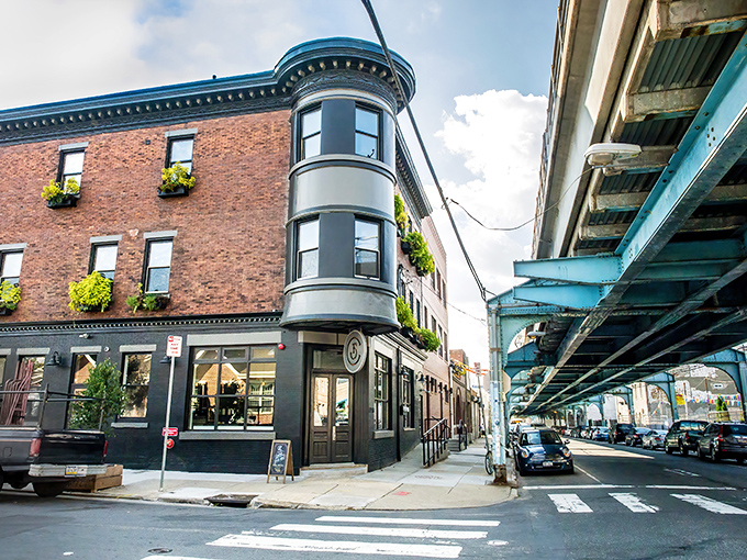 The corner building that houses Front Street Cafe stands like Philadelphia's architectural equivalent of a warm hug – inviting, distinctive, and impossible to resist.
