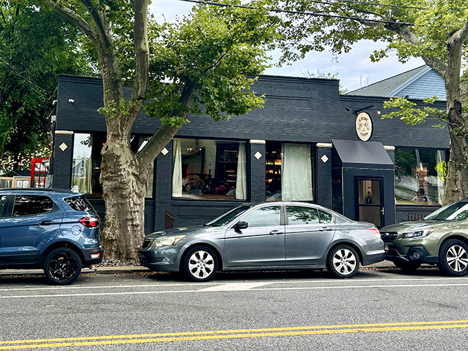 The modest gray brick exterior of Il Rione may not catch your eye, but the irresistible aromas drifting from within will make you stop in your tracks.