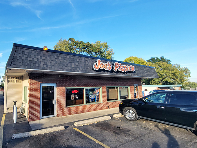 That unassuming brick exterior hides decades of pizza perfection inside, proving great things come in humble packages.