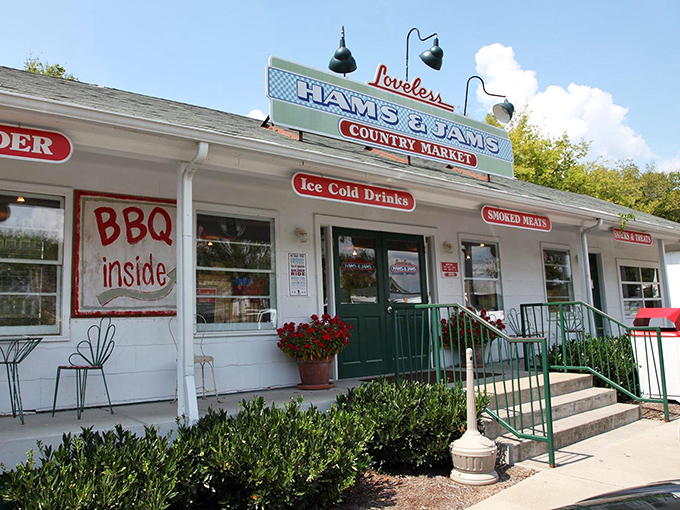 That country market charm hits different when you know world-class fried chicken awaits inside this unassuming storefront.