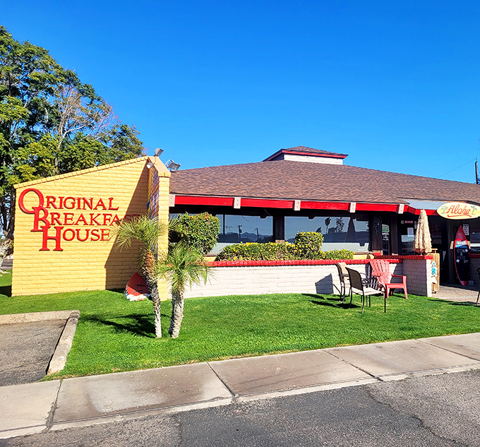 That unassuming yellow exterior hides breakfast treasures that would make your grandmother jealous of their chicken fried steak mastery.