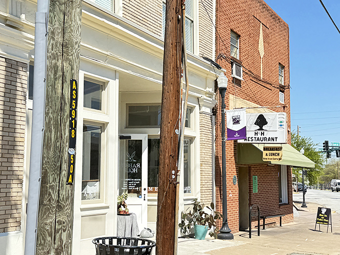 That classic downtown storefront promises the kind of breakfast that makes early mornings worth celebrating in Middle Georgia.