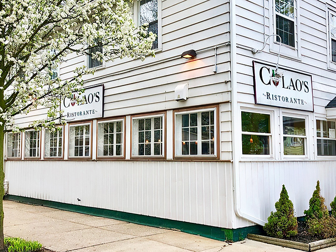 That unassuming white exterior is basically the culinary equivalent of a secret handshake for Erie's Italian food lovers.