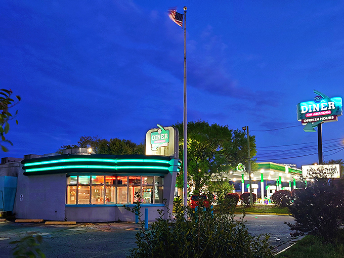 When twilight hits, this Savannah gem transforms into a glowing time capsule of American dining nostalgia.