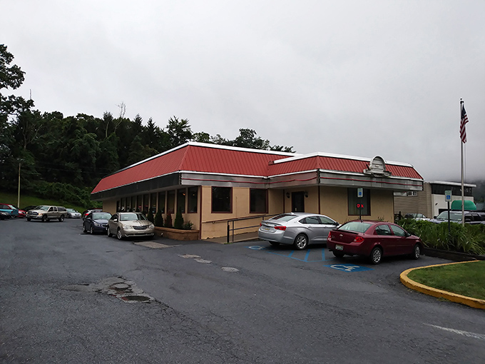 Even on cloudy days, this unassuming diner with its patriotic flair promises sunshine on a plate for Pennsylvania breakfast enthusiasts.