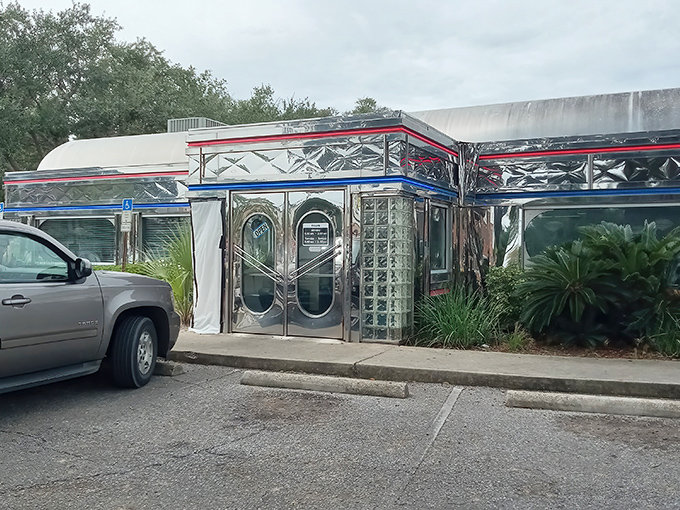 The classic Americana exterior promises no-nonsense comfort food inside&mdash;like spotting an old friend waving from across a crowded room.