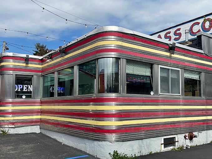 The colorful stripes continue around the corner, making Jack's impossible to miss. Like a beacon of breakfast hope in Albany!