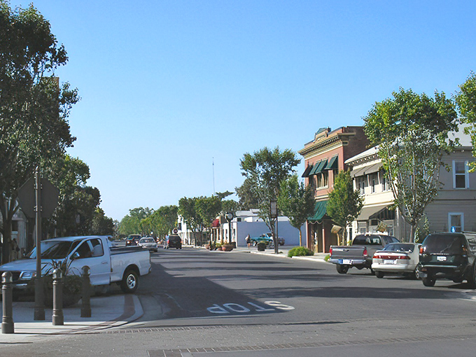 Main Street Newman delivers that small-town magic where parking spots are plentiful and nobody's in a hurry. The kind of street where "rush hour" means three cars at a stop sign.