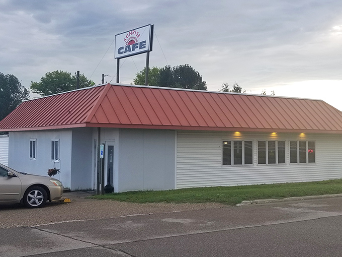 That red roof might not win beauty contests, but it's sheltering Iowa's breakfast paradise in Le Grand. 