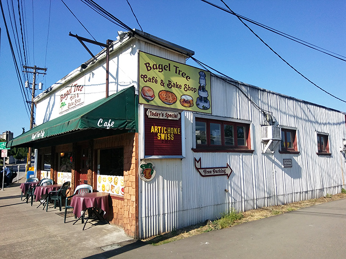 Bagel Tree Caf&eacute; embodies small-town charm with its no-nonsense exterior and promise of comfort food that doesn't require a second mortgage.