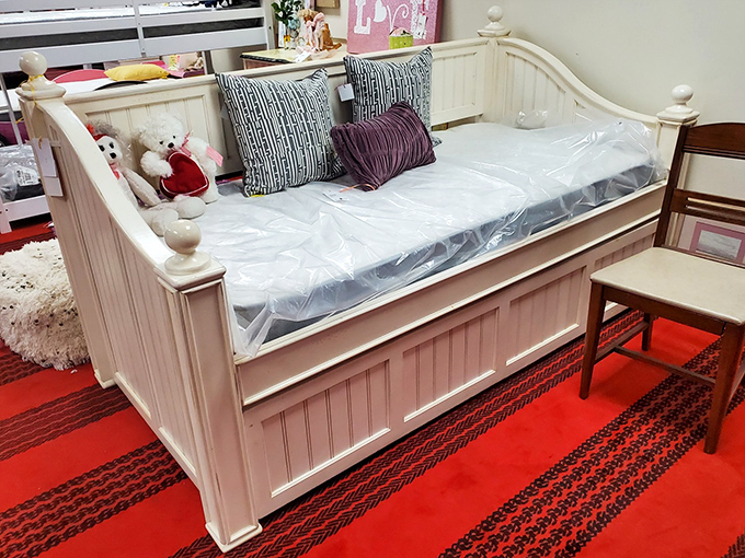 This daybed whispers tales of afternoon naps and guest room versatility, all wrapped in cottage charm and practical comfort.
