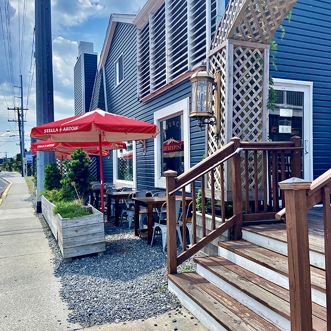 Outdoor dining means sand between your toes is considered seasoning, not a housekeeping issue worth mentioning.
