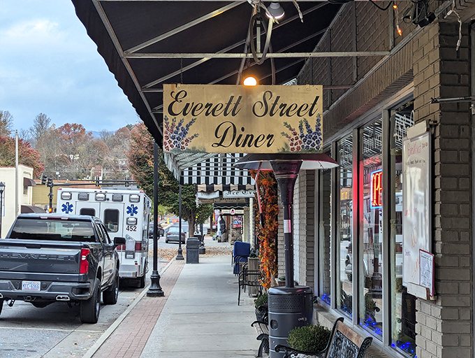 Everett Street Diner serves up the kind of breakfast that makes you understand why breakfast is called the most important meal of the day.