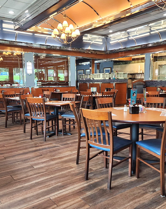 Polished wood, gleaming surfaces, and that distinctive diner lighting&mdash;it's like Edward Hopper painted a happy ending.
