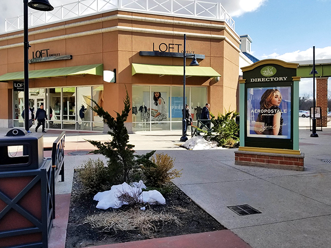 LOFT Outlet's corner position makes it impossible to miss, like that friend who always dresses perfectly for every occasion without seemingly trying.