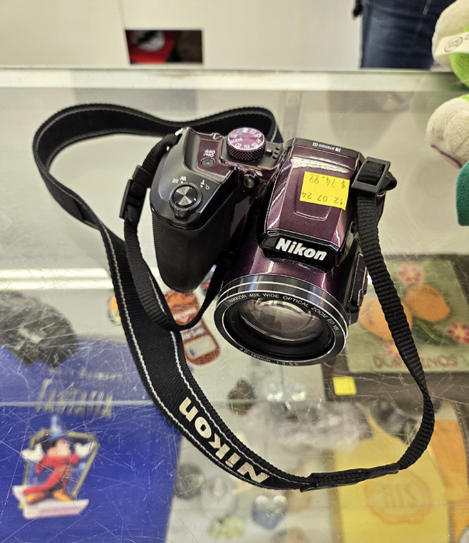 Yesterday's technology at tomorrow's prices! This Nikon camera has probably captured someone's vacation memories and is ready for new adventures.