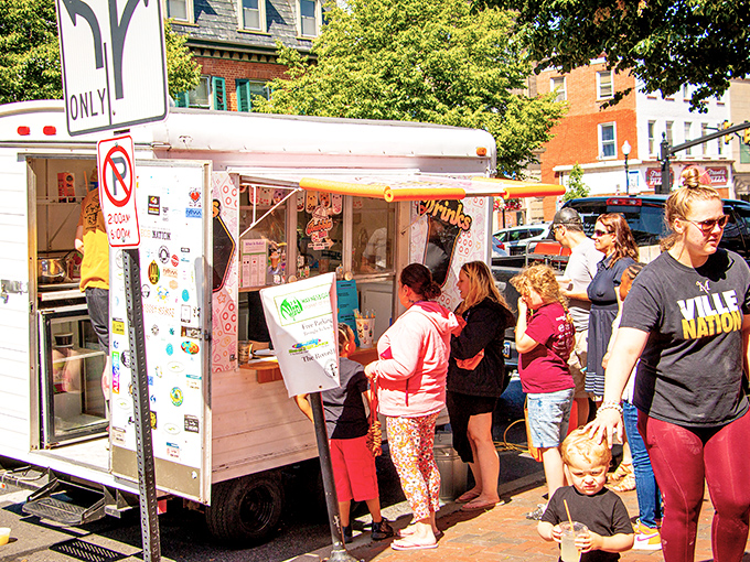 Food trucks: where culinary creativity meets mobility! This popular spot draws a crowd hungry for both conversation and whatever delicious treats await inside.