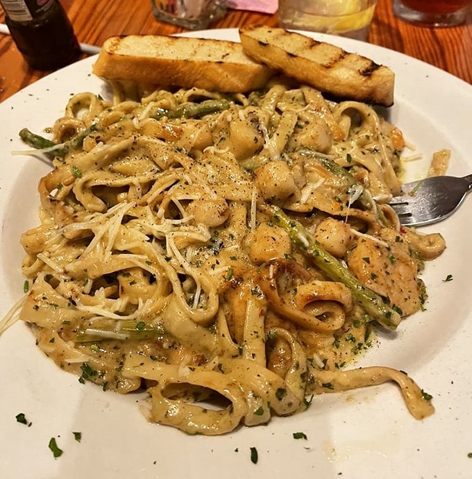 Pasta that doesn't know it's in Georgia. Tender shrimp and scallops tossed with fettuccine in a sauce that would make an Italian grandmother nod approvingly.