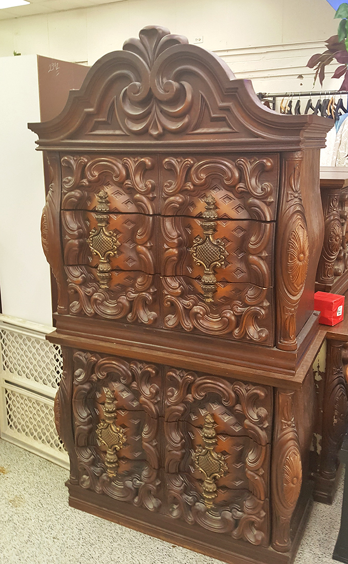 This ornate dresser has stories to tell&mdash;probably involving Victorian ghosts and at least one royal scandal.