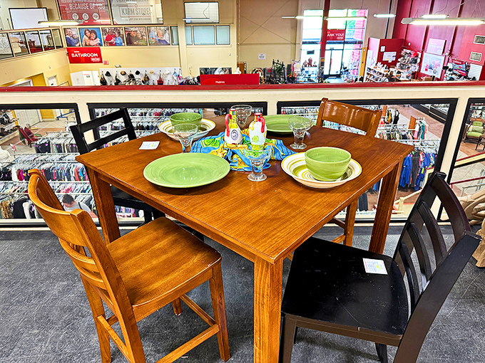 Dinner party ready! This oak dining set with lime green dishware is just waiting for you to serve your famous lasagna.