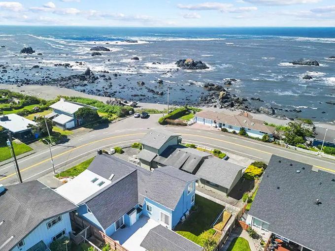 Oceanfront real estate that doesn't require a tech mogul's salary. These homes face the constant drama of the Pacific &ndash; nature's own IMAX theater.