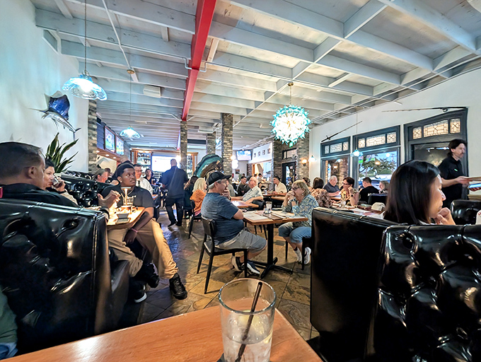 The diverse crowd speaks volumes&mdash;when seafood is this good, it creates its own community of devoted followers crossing all demographic lines.