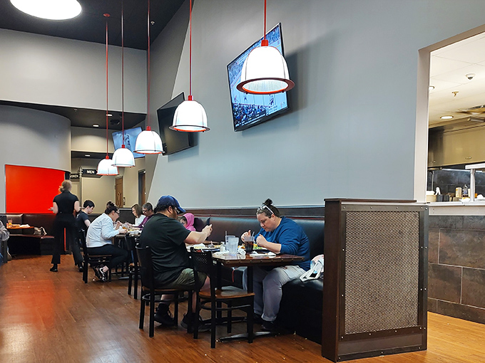 The universal language of good food being spoken at every table&mdash;notice how nobody's looking at their phones? That's the Lock Sixteen effect.