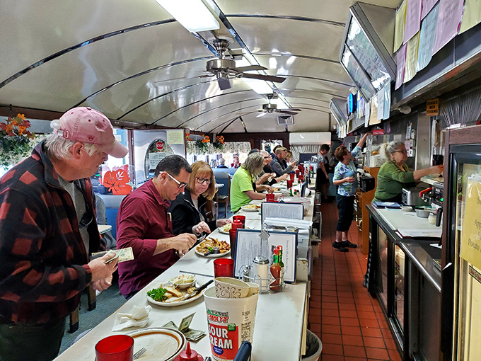 The counter ballet&mdash;where servers and cooks perform the choreography of comfort food that's been perfected over decades.