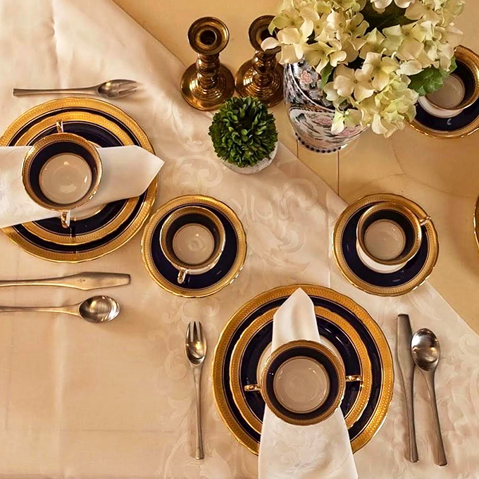 Elegant place settings that transform Tuesday night spaghetti into a royal affair. Navy and gold never looked so ready for your dinner party debut.
