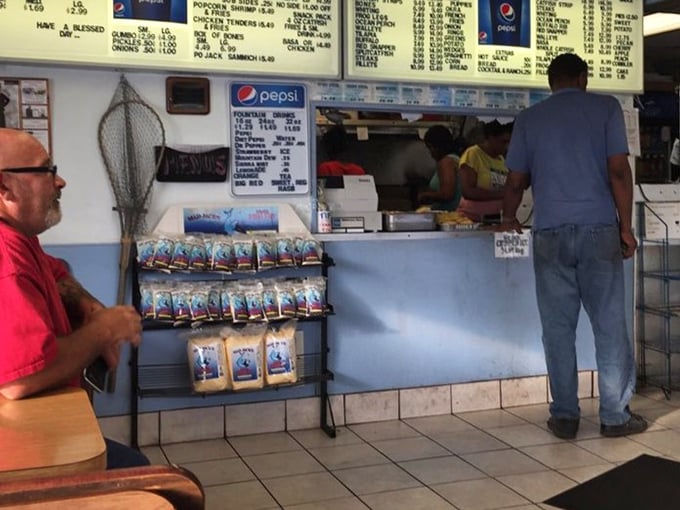 The ordering counter &ndash; where dreams of perfect seafood begin. Simple surroundings let you focus on what really matters: deciding between catfish, shrimp, or "why not both?"