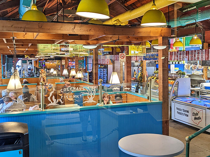 The counter where dreams come true. Behind that blue partition, seafood magic happens with the efficiency of a Swiss watch factory.