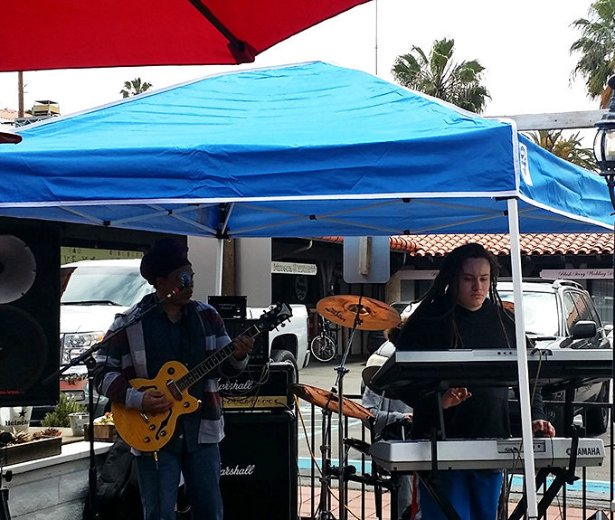 Live music adds to the casual coastal vibe. Nothing pairs with seafood quite like some laid-back tunes and California sunshine.