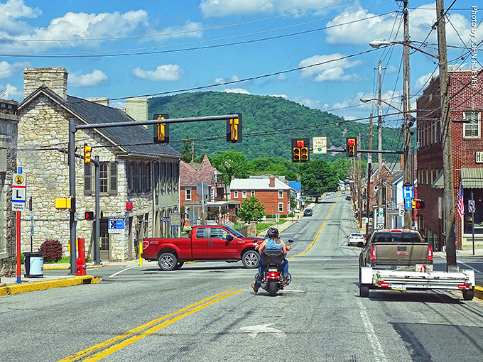 Bedford's main street offers that perfect postcard view&mdash;rolling hills provide a backdrop to a town that Hollywood couldn't design more authentically.