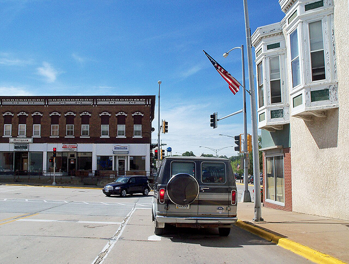 Wide streets and manageable traffic make daily errands feel like leisurely neighborhood strolls. 
