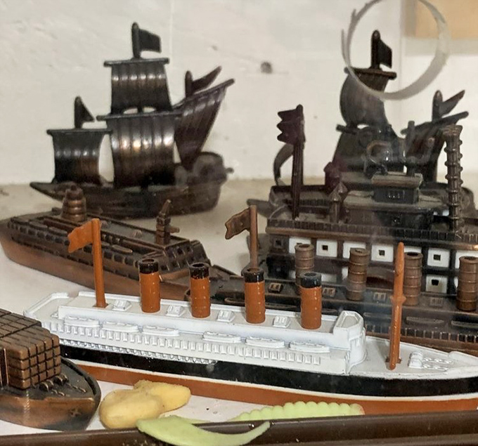 Maritime marvels in miniature! These ship-shaped sharpeners would make any desk feel like the high seas—minus the seasickness.
