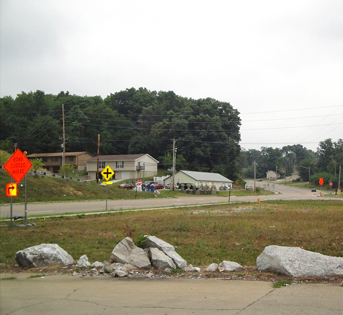 Even on cloudy days, this neighborhood has a not-so-secret weapon against the mundane&mdash;a supersized serving of roadside Americana.