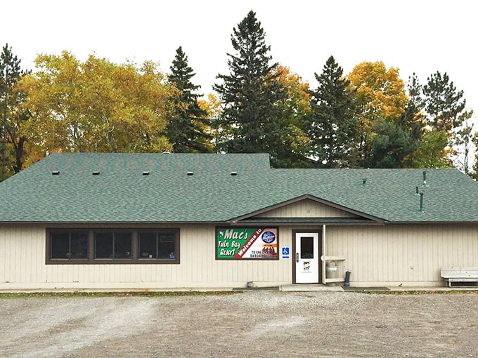 Da Boathouse brings the Juicy Lucy experience lakeside. Because cheese-stuffed burgers taste better near water!
