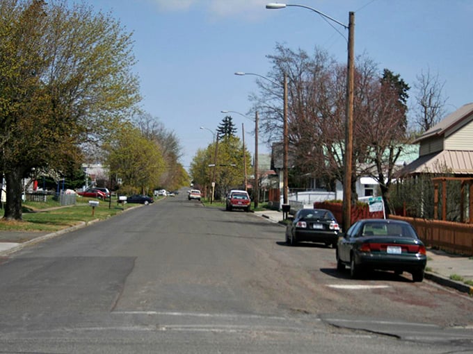 Goldendale's sleepy street whispers promises of lemonade stands and impromptu neighborhood barbecues!