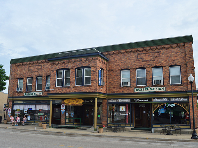 Where great people meet, time flows as slowly as the current on a lazy Sunday afternoon. 