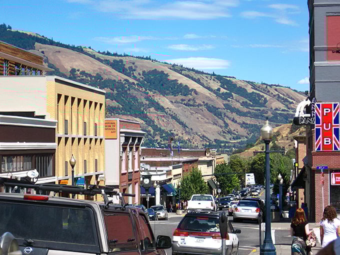 Downtown streets frame mountain views so perfect they look Photoshopped. The scenery here is the ultimate mood enhancer.