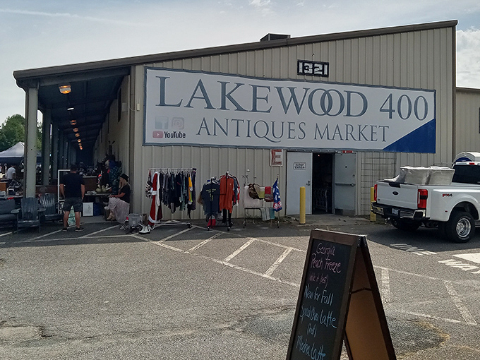 Lakewood 400's warehouse-style market combines indoor comfort with outdoor market excitement and variety.
