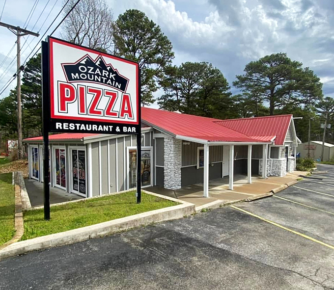 Mountain lodge meets pizza paradise—Ozark Mountain Pizza looks exactly like Branson's perfect comfort food stop.
