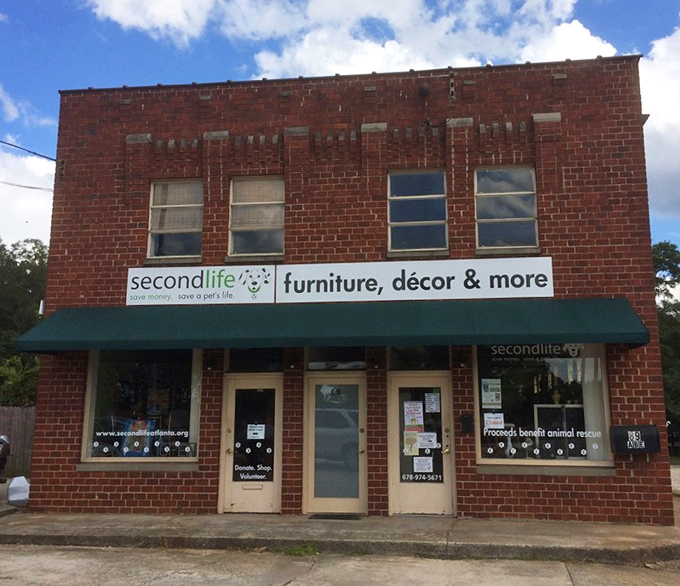 Second Life's brick building exudes vintage charm - perfect for a store specializing in upscale treasures.