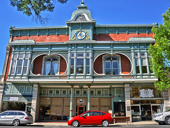 St. Helena's historic buildings have been given new life as galleries, boutiques, and restaurants in the heart of wine country.