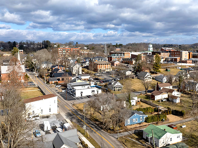 Virginia charm meets Tennessee practicality in this perfectly priced mountain town retreat.