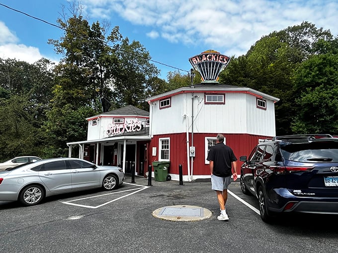 When architecture meets appetite, magic happens—and this landmark proves that point perfectly every day.