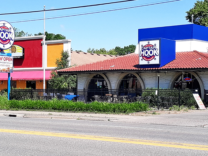 That cheerful red roof and seaside colors hide some seriously good fried chicken that'll have you hooked after one crunchy bite. 