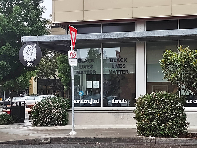 Behind these windows, Doe Donuts is rewriting the rules of vegan pastry. Proof that innovation and tradition can coexist deliciously.